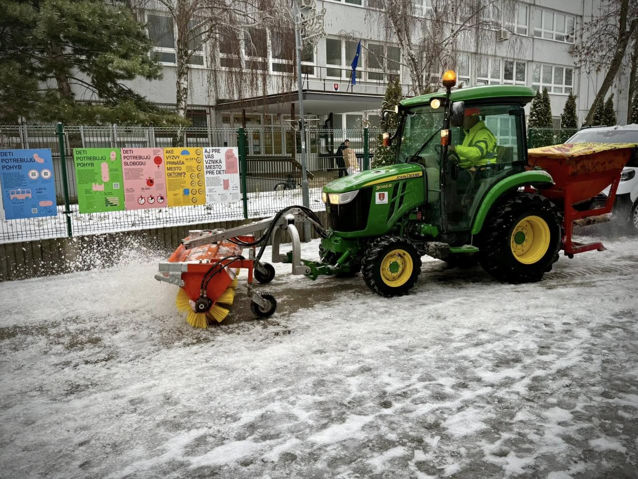 Pokračujeme v zimnej údržbe, výstraha pred poľadovicou platí až do ...